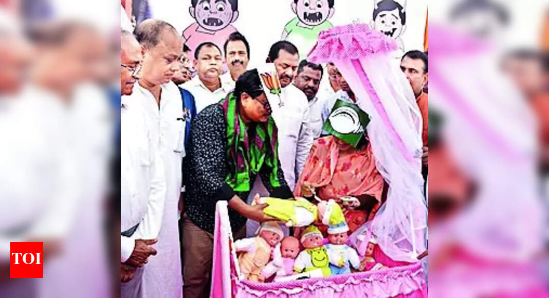 BJD-BJP: Cong performs mock puja for ‘kids’ born out of ‘BJD-BJP wedlock’ | Bhubaneswar News ...