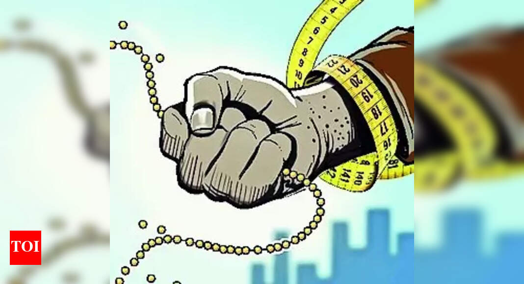 Goon Attacks: Goon attacks advocate with blade, snatches gold chain ...