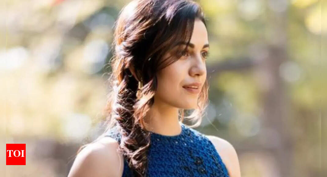 Gujarati star Esha Kansara mesmerizes fans in dazzling blue look ...