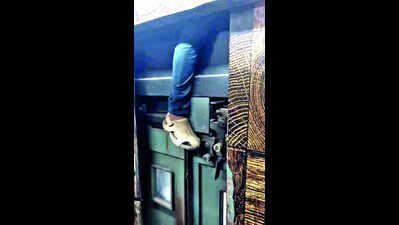 Man'S Leg: Man’s leg gets stuck in lift shaft for 2.5 hrs - Kolkata ...