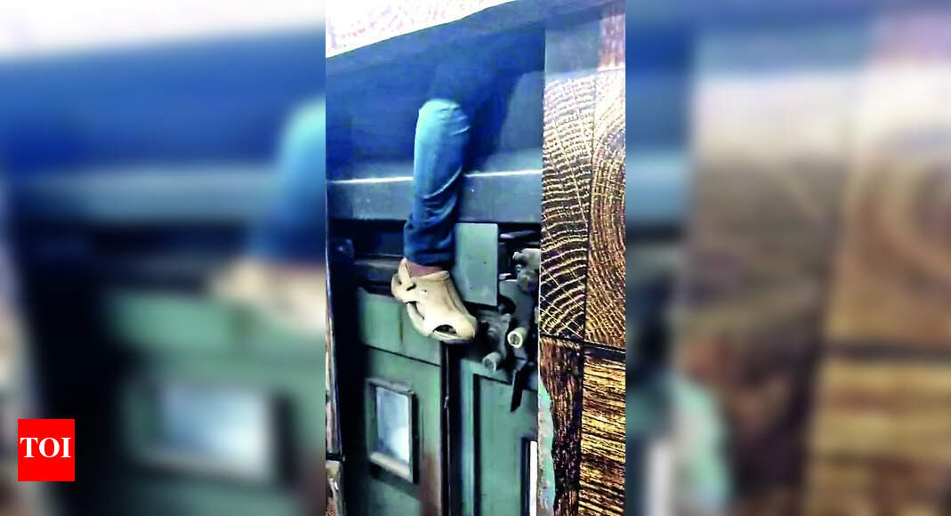 Man'S Leg: Man’s leg gets stuck in lift shaft for 2.5 hrs - Kolkata ...