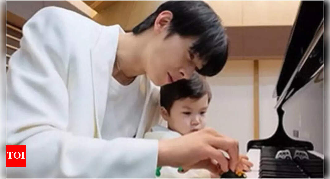 ASTRO's Cha Eun Woo meets the baby named after him! | K-pop Movie News ...