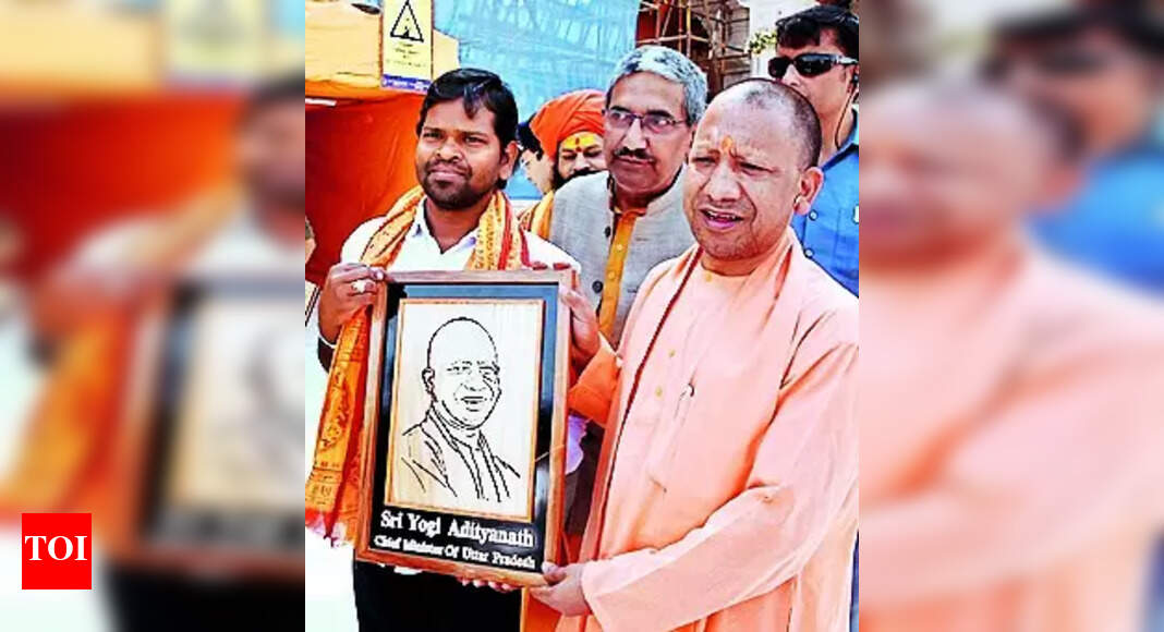 Yogi Adityanath: Arun Kumar Sahu Presents Yogi’s Portrait to CM ...