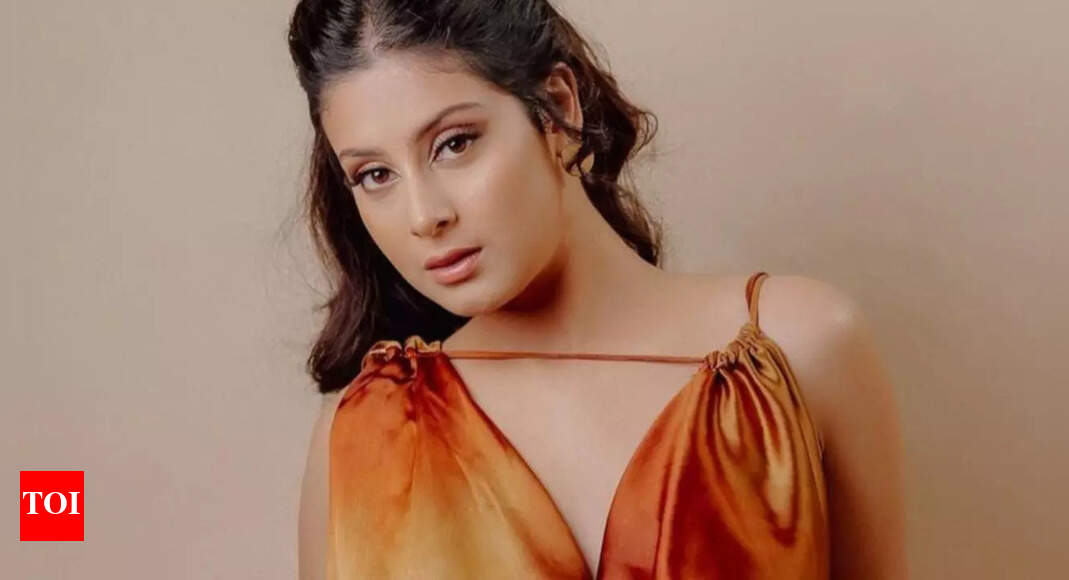 Bigg Boss 17 fame Isha Malviya shoots in 32 degrees at Sambhar Salt ...