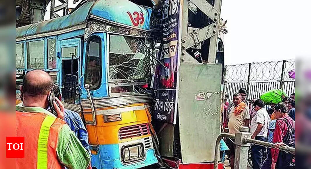 Howrah Bridge Pillar Kolkata: Bus Accident on Howrah Bridge Injures Six: Kolkata News | Kolkata ...
