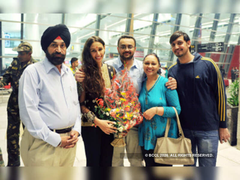 Hasleen Kaur is being given the farewell by his brother Harsimran and ...