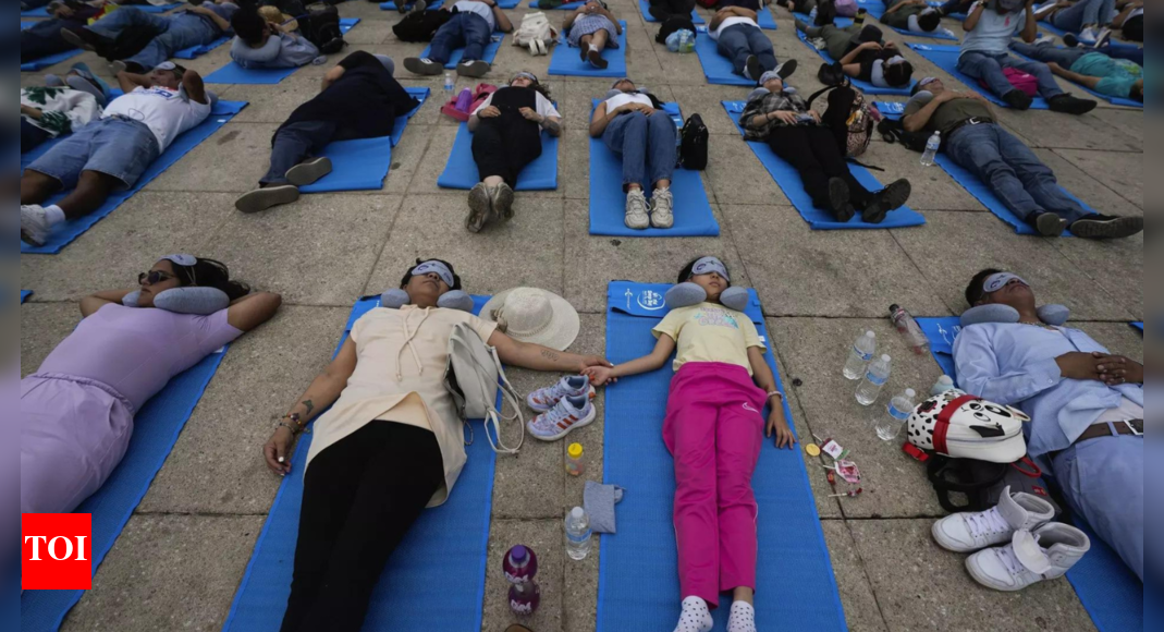 Hundreds of people in Mexico City stretch out for a 'mass nap' to ...