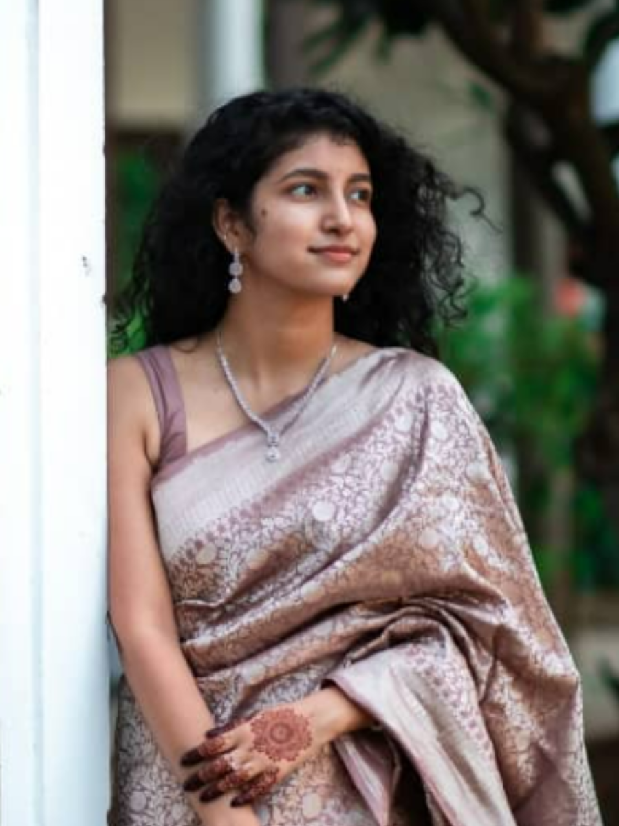 Charming looks of Meetha Raghunath in saree | Times of India