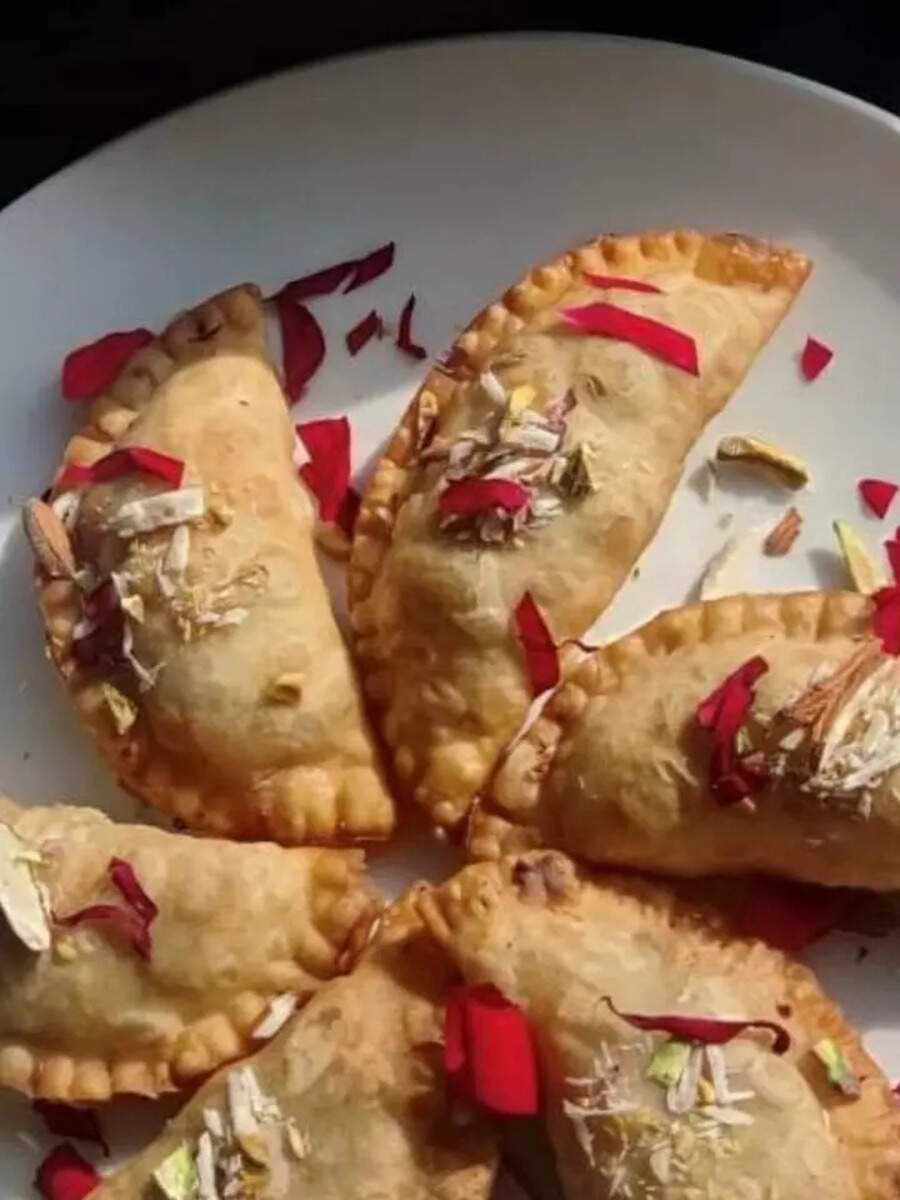 Holi 2024: How to make Spicy Chicken Keema Gujiya | Times of India