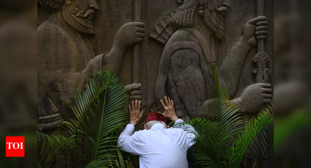 Parsi Zoroastrians: Parsi and Irani Zoroastrians Celebrate New Year ...
