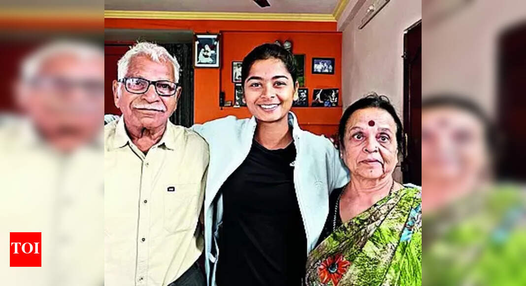 Shreyanka Rajesh Patil: Shreyanka Rajesh Patil: Purple Cap Winner in ...