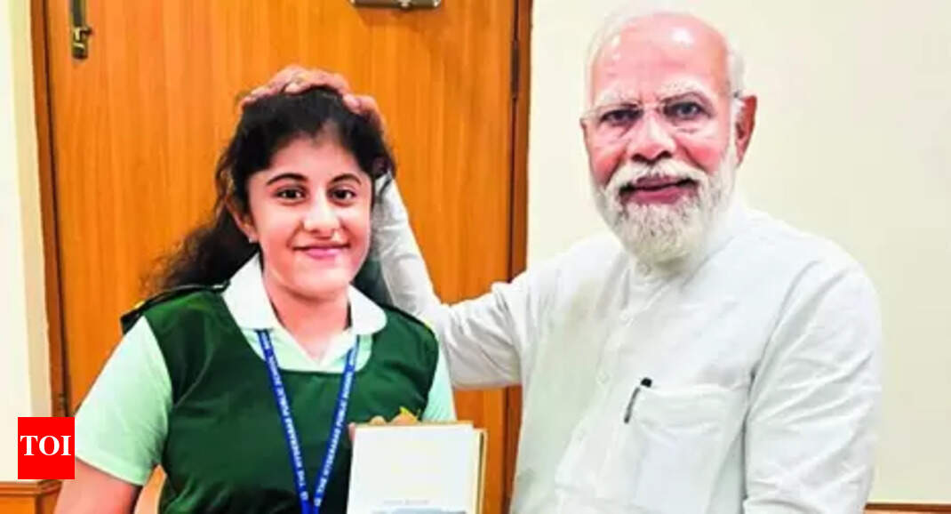 PM: PM Modi Meets Akarshana, Girl Who Established 10 Libraries ...