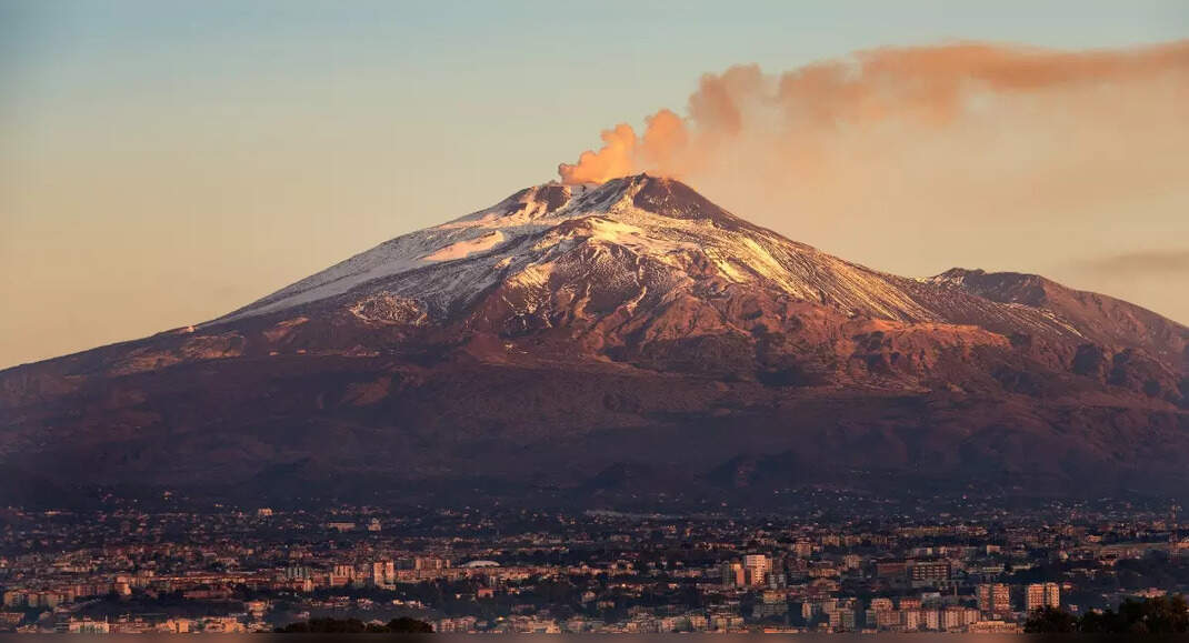 Active volcanoes around the world that are easy to visit | TimesTravel