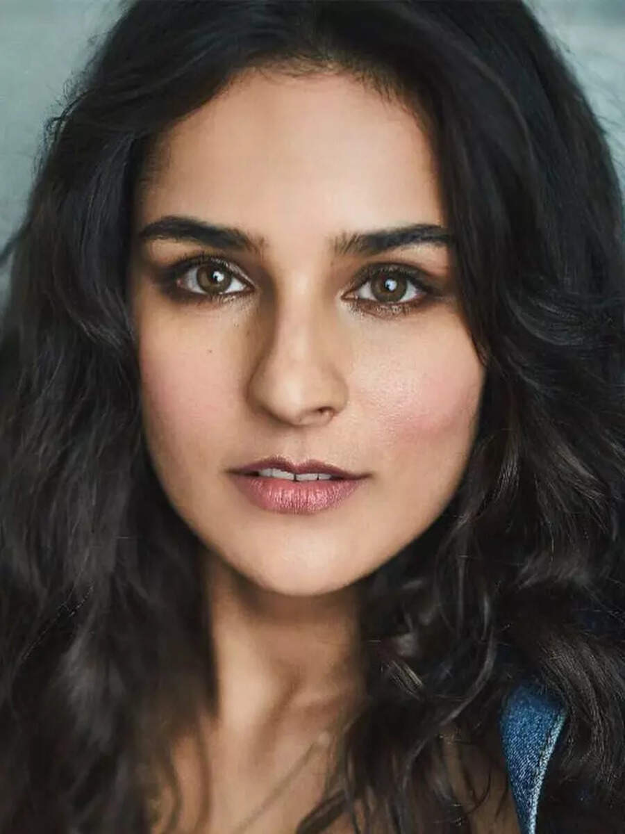 10 snapshots highlighting the mesmerising beauty of Angira Dhar's eyes ...
