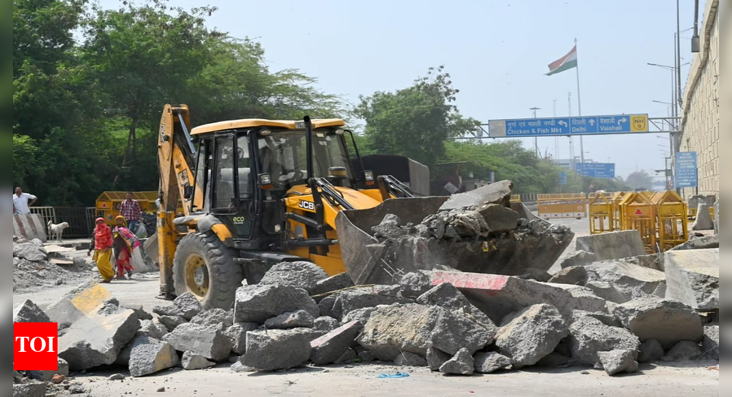 Delhi Police: Delhi Police’s Concrete Walls On Nh9 Razed, Up Gate Set ...