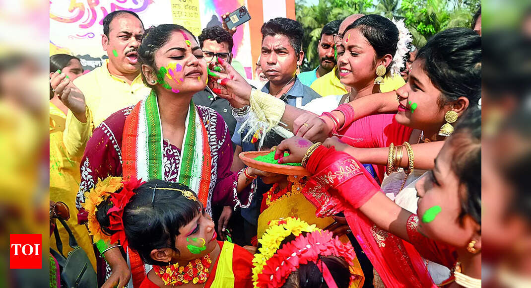 Holi Celebration: On Holi Eve, Netas Blend Colours With Campaign ...