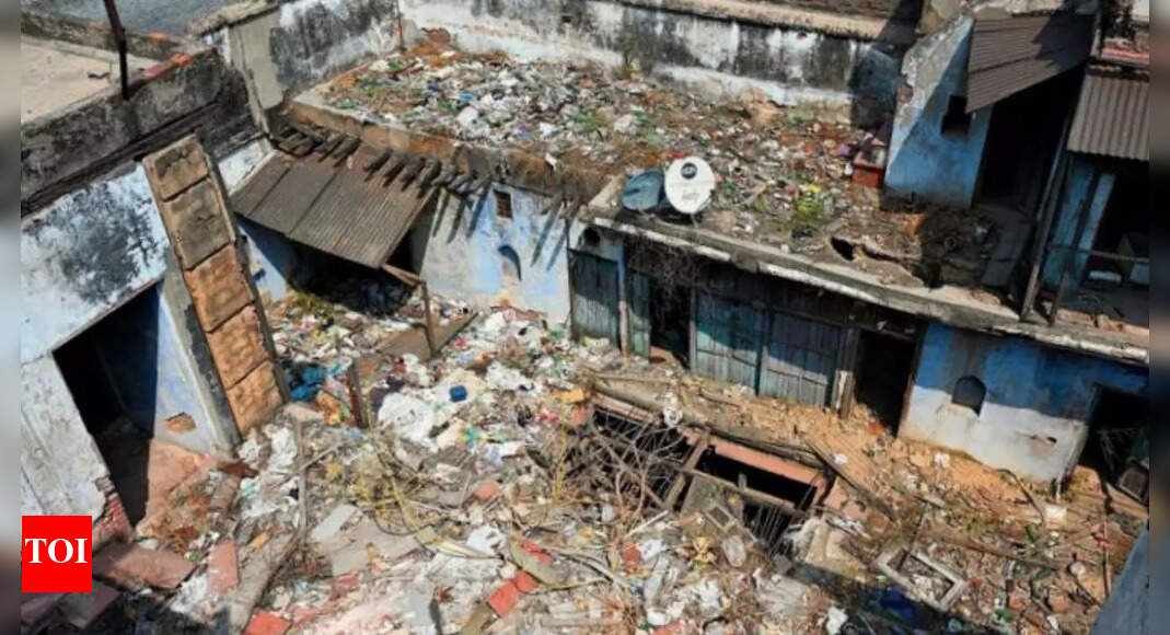 From Glory To Garbage: Buildings In Old Delhi Tell A Tale Of Neglect ...