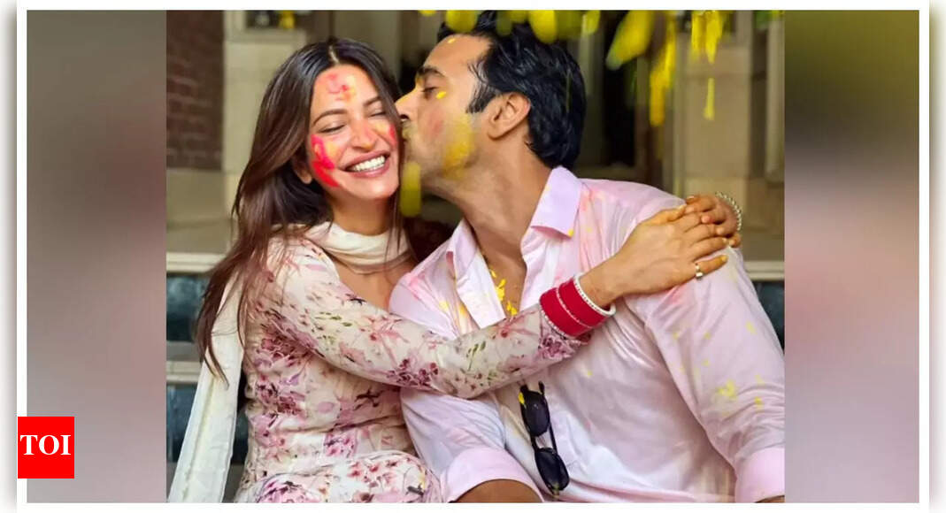 Pulkit Samrat gives wife Kriti Kharbanda a cute peck as they celebrate ...