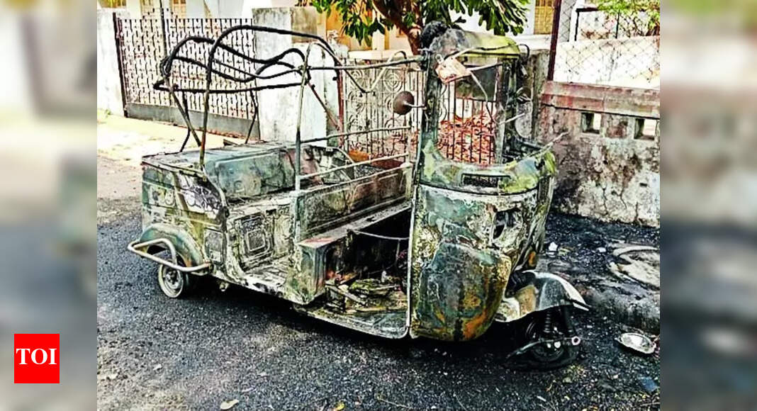 Autorickshaw Driver: Three Men Attack Driver, Torch His Autorickshaw ...