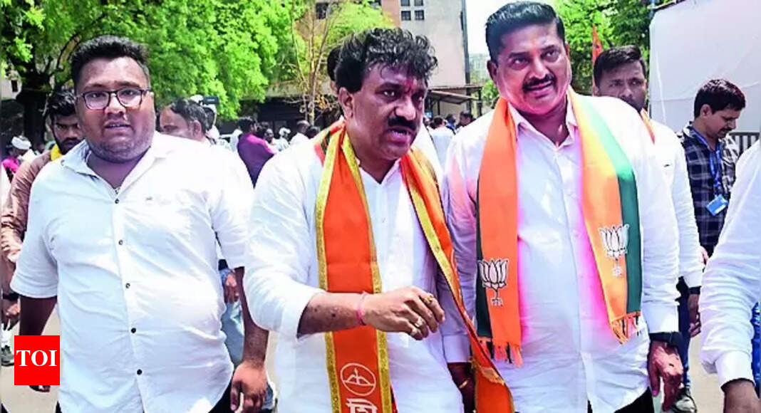 Parwe In Ramtek: Turncoat Parwe In Ramtek, Basks In Gadkari Spotlight ...