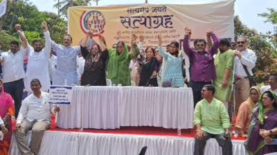 Local INDIA bloc leaders protest ED action on Kejriwal at Azad Maidan ...