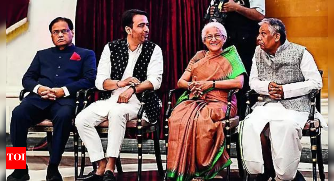 President Murmu confers Bharat Ratna on 4 luminaries posthumously ...
