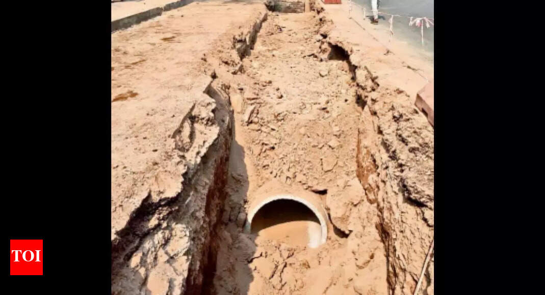 Karve Road: Work Of Laying Drainage Chambers And Stormwater Lines On ...