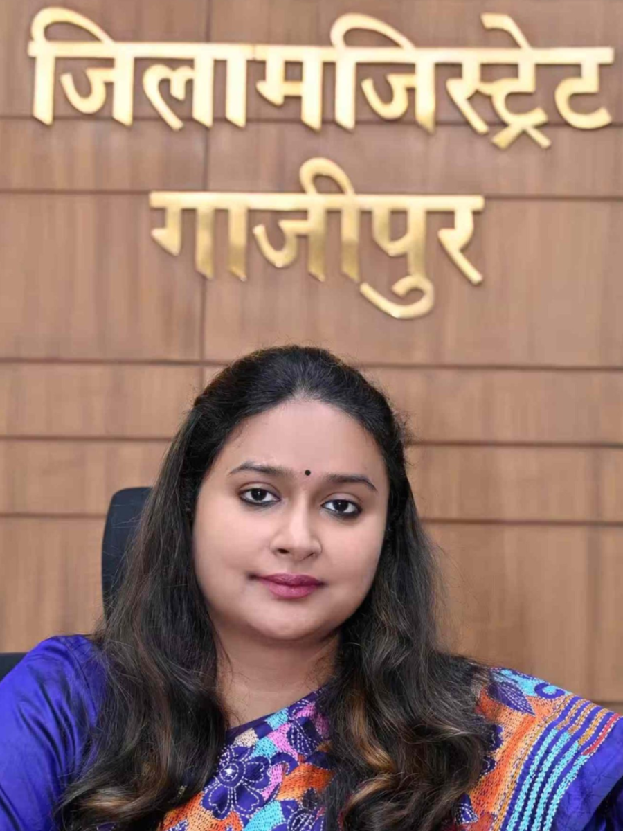 IAS Aryaka Akhoury Biography: Ghazipur DM Aryaka is a DU Graduate ...