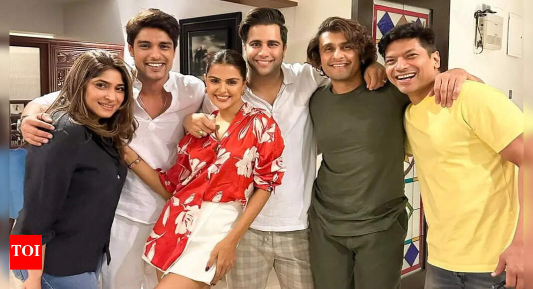 Bigg Boss 16’s Priyanka Chahar Choudhary and Ankit Gupta enjoy a ‘fun evening’ with singers Sonu ...