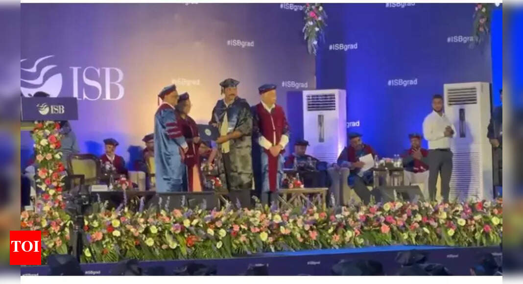 Former MLA Vamsi Mohan completes graduation from ISB | India News ...