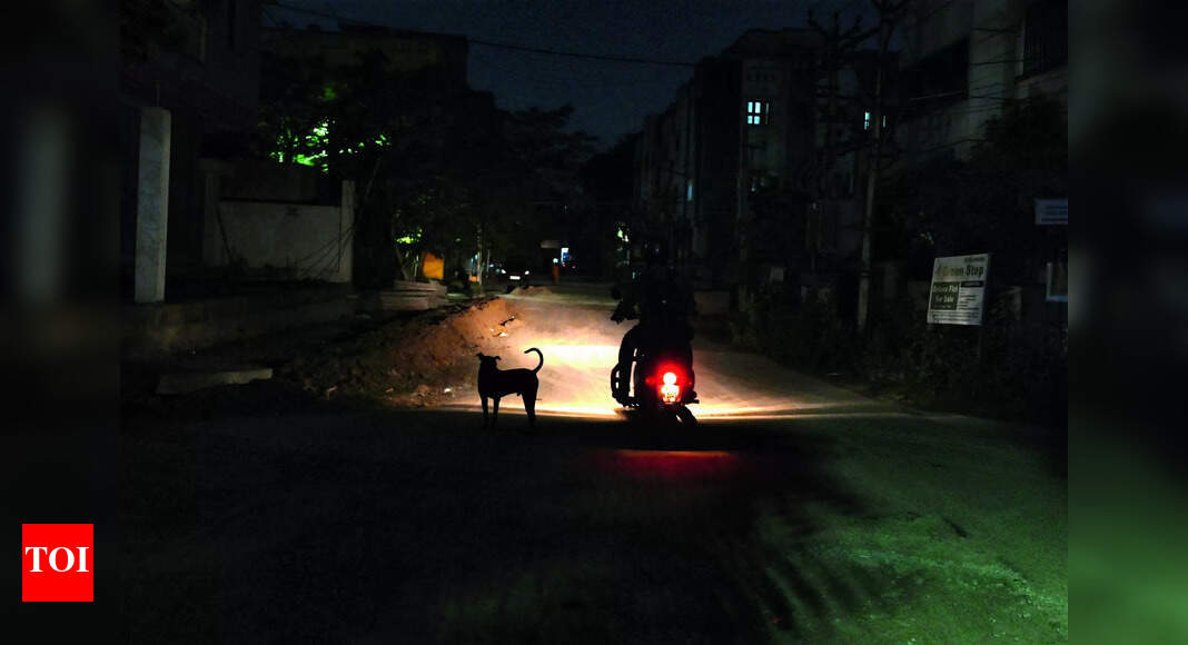 Streetlights: Streetlights In The City Go Kaput With No Maintenance ...