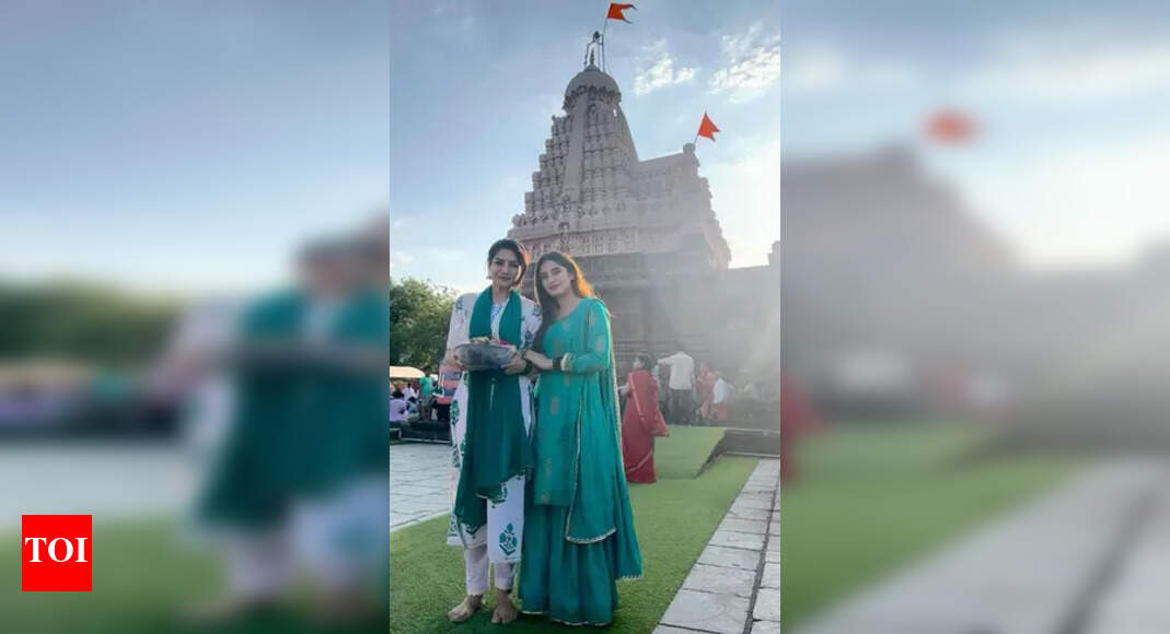 Raveena drops pics of her Trimbakeshwar Shiva temple visit with ...