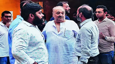 Wadhawans: Hdil’s Wadhawans Walk Out Of Prison After 4 Years | Mumbai ...