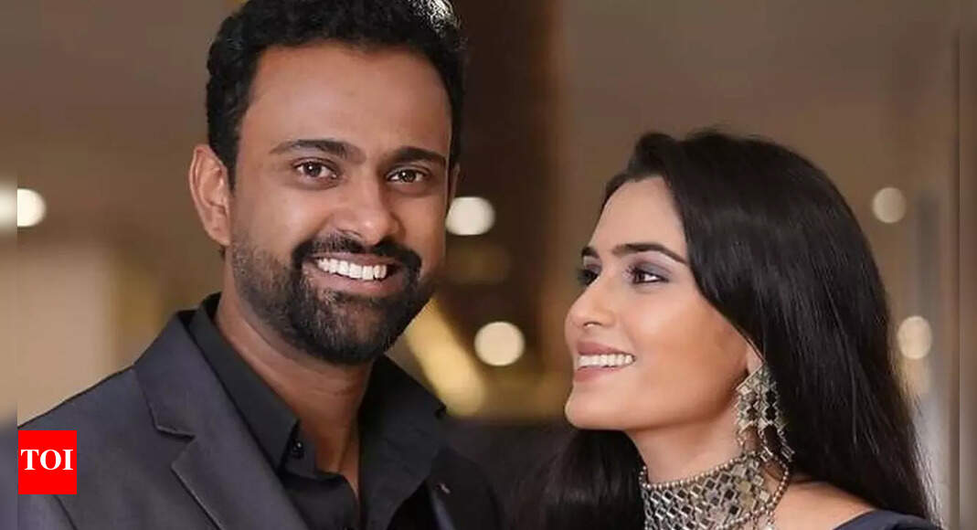 Bhagyalakshmi actor Sudarshan Rangaprasad marks 8th wedding anniversary with wife Sangeetha Bhat ...