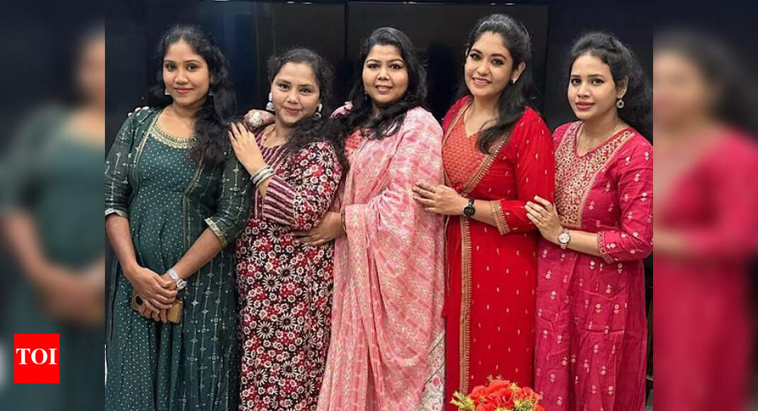 Actress Sruthi Shanmuga reunites with her Nathaswaram’s girls gang ...