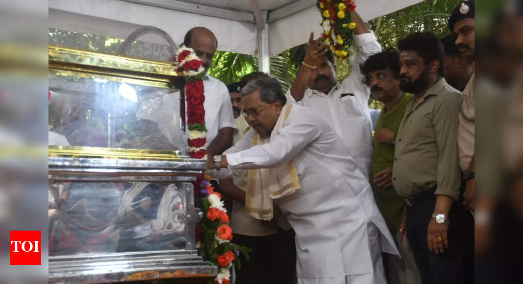 KFI bids tearful adieu to Dwarakish | Kannada Movie News - Times of India