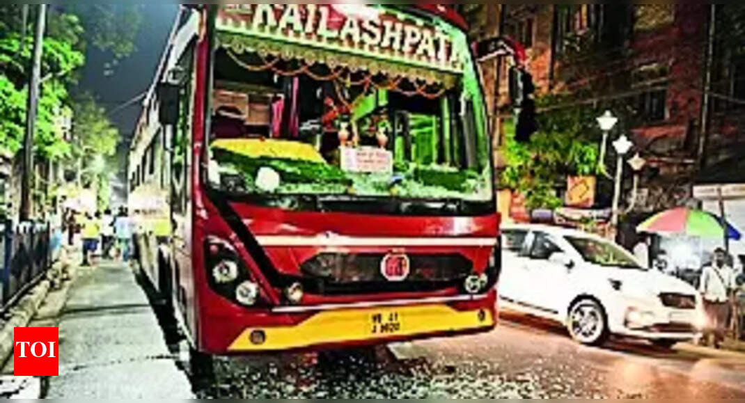Kolkata Bus Collision: Chaos At Wellington As Bus Snaps Wire | Kolkata ...