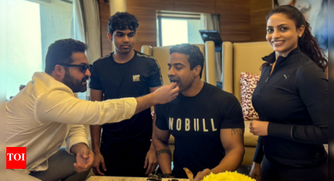 Jr. NTR celebrates the birthday of his fitness trainer in Mumbai ...