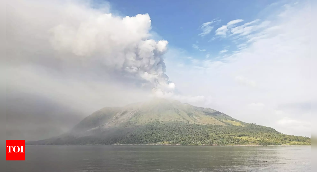 More people are evacuated after the dramatic eruption of an Indonesian ...