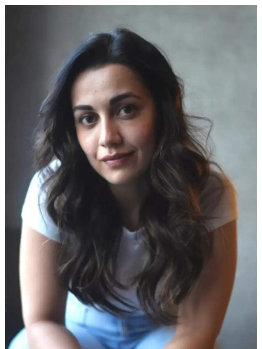 Esha Kansara elegant looks: A must-see! | Times of India