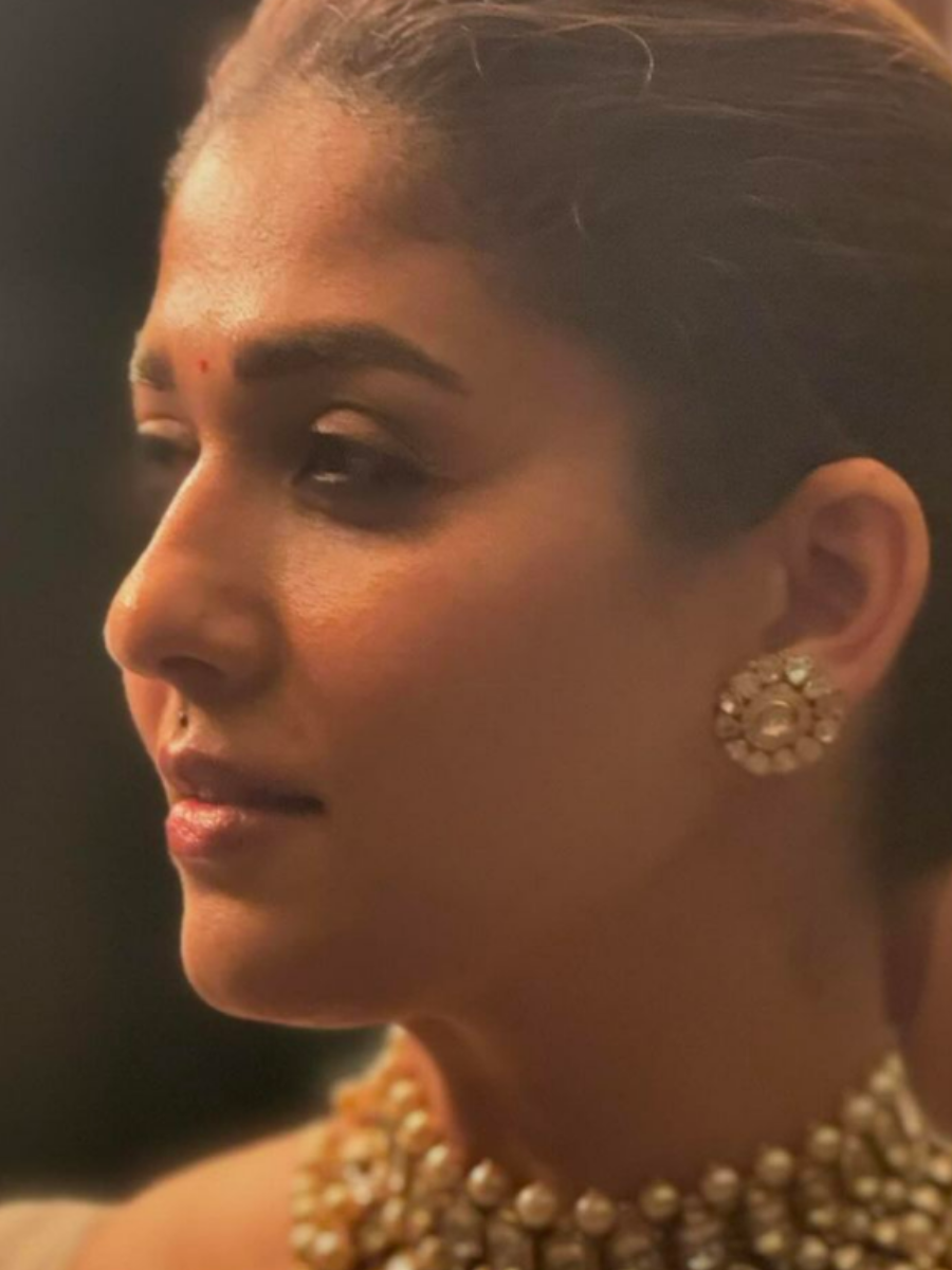 Nayanthara poses with grace and elegance in saree! | Times of India