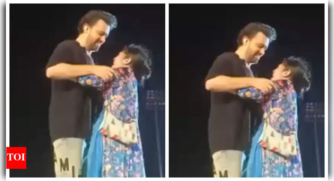 Atif Aslam wins hearts with his warm gesture toward an emotional fan ...