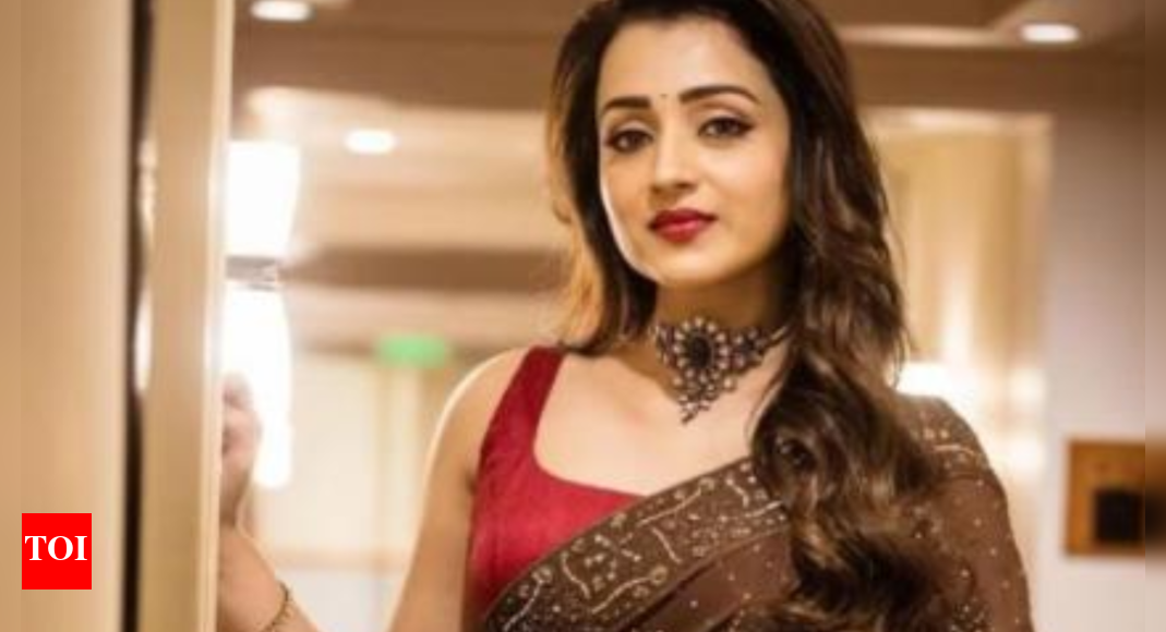 Trisha meets her fans in Erode while shooting for 'Identity' | Tamil ...