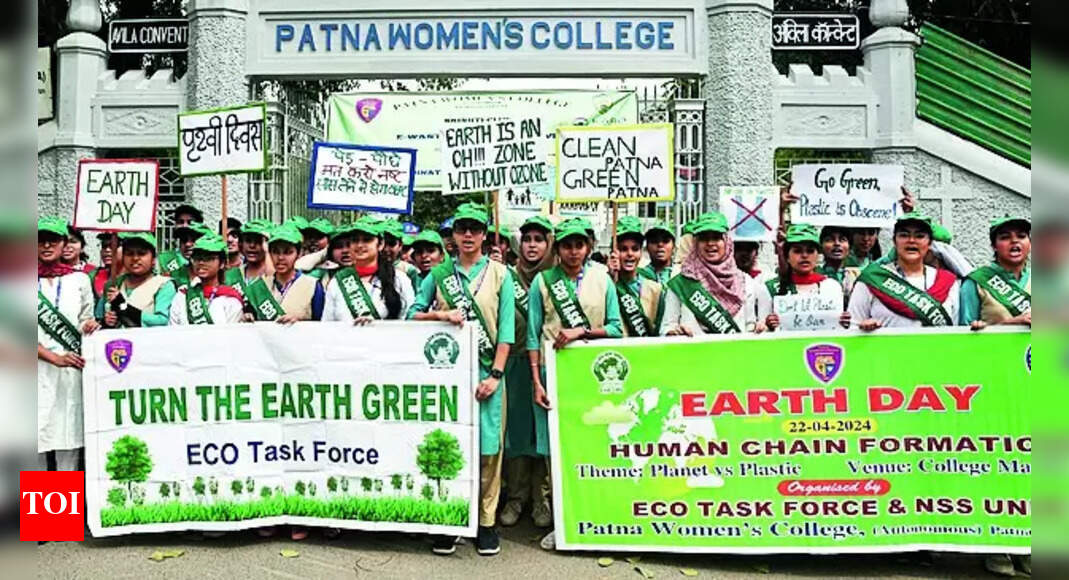 Earth Day: College Students Take Pledge To Protect Earth | Patna News ...