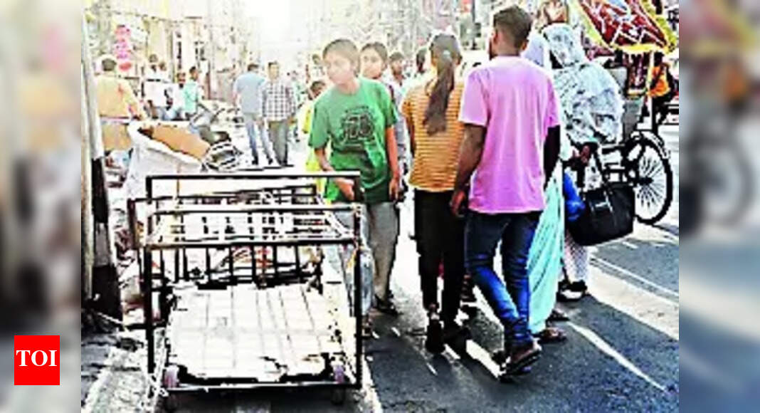 Street Vendors: Dc Firm On Road Encroachment Ban | Patna News - Times ...