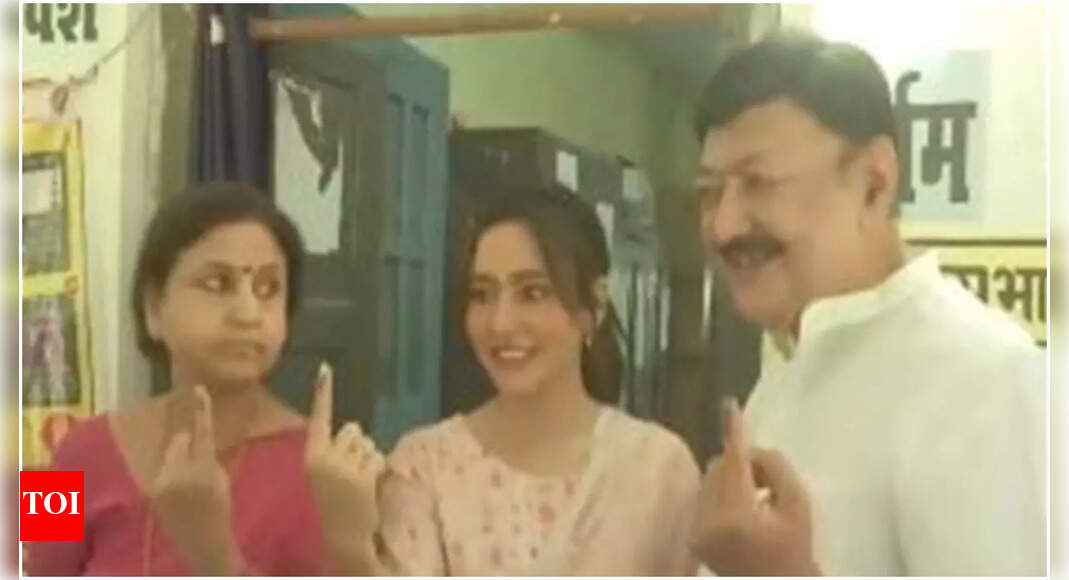 Bihar: Actor Neha Sharma casts vote in father Ajeet Sharma's ...