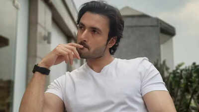 Sean Banerjee spends his birthday on sets of ‘Roshnai’; Cuts cake with ...