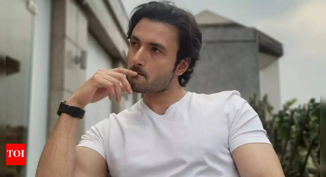 Sean Banerjee spends his birthday on sets of ‘Roshnai’; Cuts cake with ...