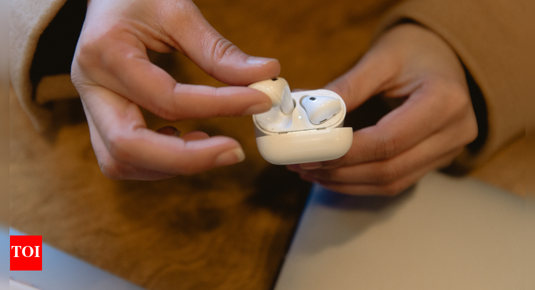 Earphones Side Effects: Do you use earphones? 5 ways they can harm your ...