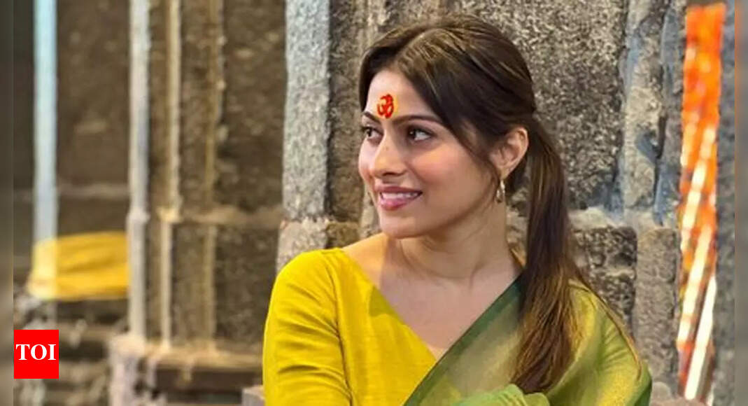 Aparna Dixit seeks divine blessings at Mahakaleshwar temple in Ujjain ...